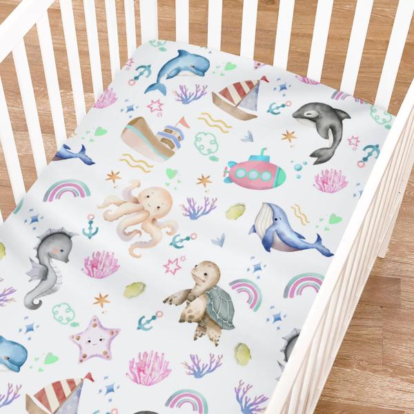商品名: カラフルな海の動物レインボーベビーベッドシーツ 女の子と男の子用 52インチx71.12cm クジラ イルカ カメ タツノオトシゴサンゴ ベビーベッド フィットシーツ ソフトナーサリーベッドシーツ 標準ベビーベッドと幼児用ベッドマ...