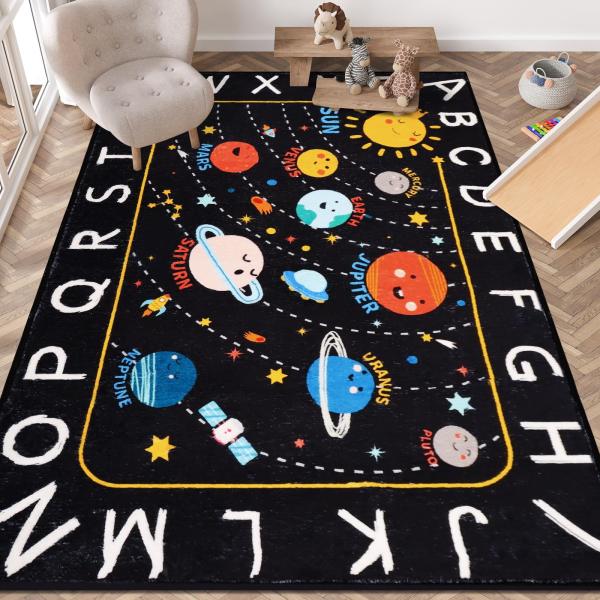 商品名: 宇宙空間ABCアルファベット教育ラグ、78.7x59インチ、ノンスリップソーラーシステムギャラクシープラネットプレイルームラグ、教室、寝室、子供部屋の装飾用洗えるエリアラグカーペット Outer Space ABC Alphabe...