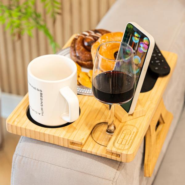 商品名: 竹製カウチカップホルダー - 360度回転する電話ホルダー付きカウチアームテーブル、ワイングラスホルダー - どんなサイズのソファにもフィット Everything from Daniel Bamboo Couch Arm Tab...