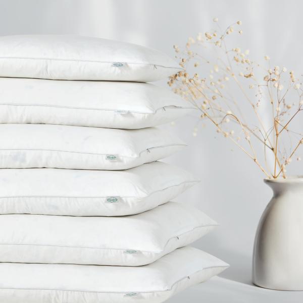商品名:  CLOUDOTE Goose Feather Down Throw Pillow Insert (24"x24", Pack of 1), Decorative Pillow for Sofa, Couch, Bed, Chai...