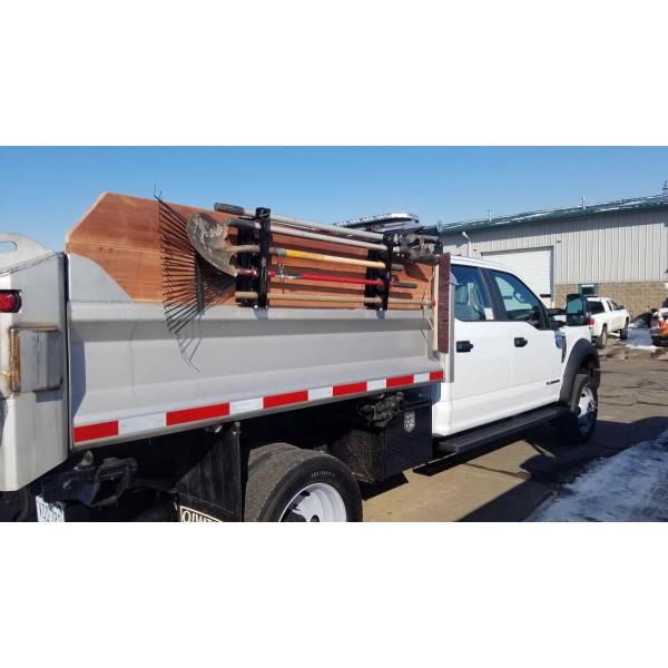 商品名: Lockjaw DD4 ヘビーデューティートラックベッド&amp;ツールボックスマウント - 熊手、シャベル用ガーデンツール保持ラック - 造園家、庭師&amp;請負業者 - 商用グレードトラック&amp;トレーラーマウントスチー...