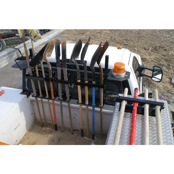 商品名: Lockjaw D4B ヘビーデューティートラックベッド&amp;ツールボックスマウント - 熊手、シャベル用ガーデンツール保持ラック - 造園家、庭師&amp;請負業者 - 商用グレードトラック&amp;トレーラーマウントスチー...