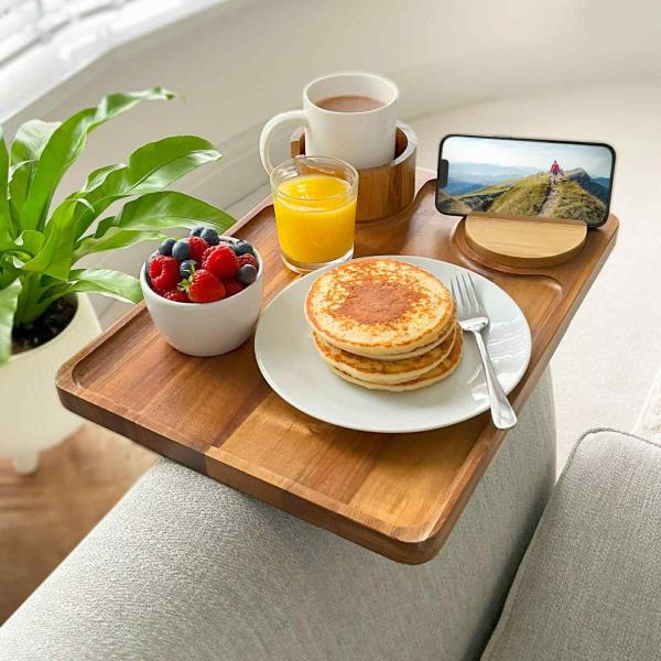 商品名: カウチアームテーブル | XL アカシア木製折りたたみソファサイドトレイ | カップ&amp;電話ホルダー | 調節可能なクリップオンテレビキャディアームレストトレイ | ディナーやスナックを食べるのに最適 | 折りたたみ式オーガ...