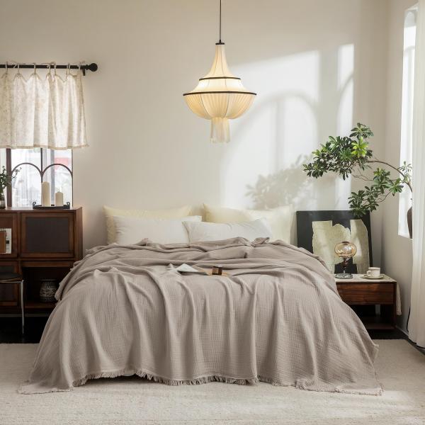 商品名: FOSSA モスリンブランケット フリンジ付き - 4層 100%コットンガーゼ スーパーソフト &amp; 通気性 スロー - 軽量 装飾 冷却ブランケット ベッド、ソファ、オフィス用 - スーパーキングサイズ 108インチ x...