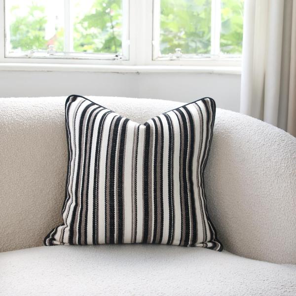 商品名: Juto Boho ストライプスローピローカバー 18x18インチ ニット織り モダン 装飾クッションカバー カウチ ソファ ベッド リビングルーム用 ブラックホワイト 1枚パック Juto Boho Striped Throw ...