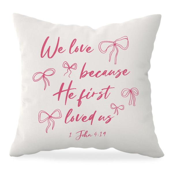 商品名: HONLUNG ピンク リボン コケット 聖書の詩 スローピローカバー 18x18、We Love Because He First Loved Us 装飾スローピローカバー 女の子の部屋 ホーム ソファ 寝室の装飾用 HONLU...