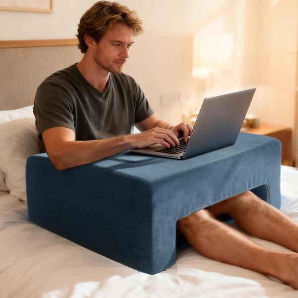 商品名: ゲーム用読書用枕 折りたたみ式 ソフトラップデスクピロー ノートパソコン用 カップホルダー付き ポケット付き ベッドデスク 読書用 仕事 スチームデッキスイッチで遊んだり、ベッドの床のソファに座ったり (ダークグレーの折りたたみ式...