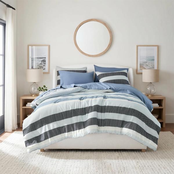 商品名: Regency Heights フルサイズ モダン ストライプ 掛け布団セット 軽量 ソフト マイクロファイバー 寝具セット オールシーズン 7点 ベッドインバッグ セット 掛け布団、シーツ、枕カバー、枕カバー、ネイビーブルー R...