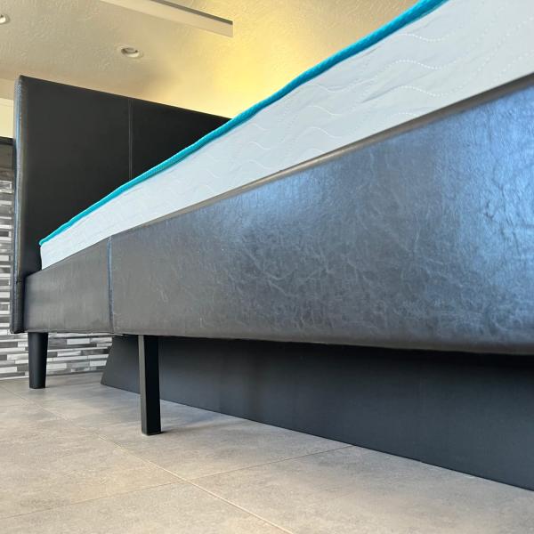 商品名: ベッド下に隠れたペットブロッカー ? 犬と猫のバリアは高さ44.5cmまで(調節可能)ベッド全体をカバーする3ピース、下に隠れた段ボールパネル、無地マットブラック Hidden Under Bed Pet Blocker ? Do...