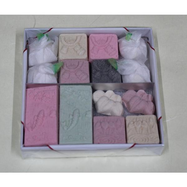 名　　称　干菓子原 材 料　和三盆糖、澱粉、着色料内 容 量　約40ｇ箱サイズ　8.7cm×8.7cm×1.5cm賞味期限　約３ヶ月【栄養成分表】　　　（100g当たり）エネルギー　398kcalたんぱく質　0.1g脂　　　質　0.1g炭 ...