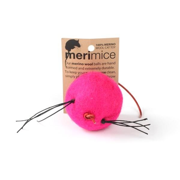 高級メリノウール100％使用、ナチュラルレザーでネズミ仕立てにしたフェルトボールの猫おもちゃ［メリマイス］！【ピンク】※手作りのため、色・サイズ・形状に若干のばらつきがございます。アゾフリーの安全な染料でカラフルに仕上げたフェアトレードのメ...