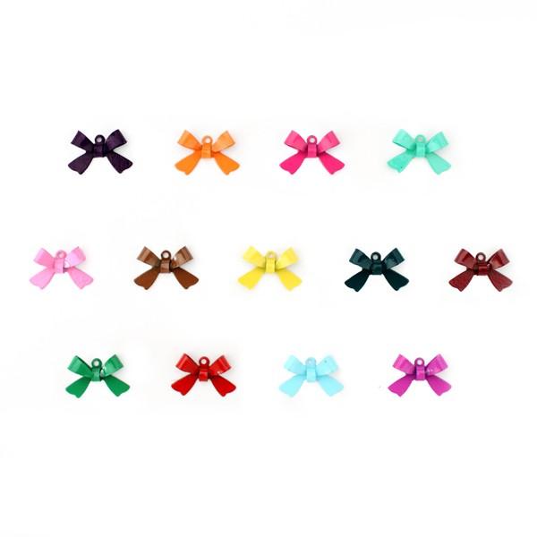 迷子札のアクセントとしておすすめ！【リボンチャーム】エナメルコーティングしたメタル製のリボンチャーム。安心のニッケル・リードフリー。サイズ：およそ 11mm×16mmカラー：オプションから選択下さい※サイズ・カラーは若干の個体差がございます...