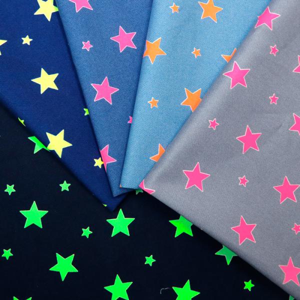 生地は50cm単位での販売になります。ゆうパケット便(メール便)での発送は2.5m(購入数５)まで。商品コード：012-17-cs1465蛍光プリント NEON POP メルマガ商品／オックス生地生地幅110cm／綿100％オックス生地星や...