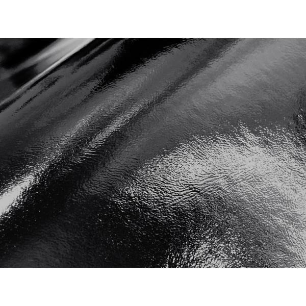 エナメル加工のようなツヤのある合皮レザー生地です。極小の凹凸が入っており革の雰囲気を演出します。（鏡面仕様ではありません。） 自動車用内装材難燃性試験に合格。アルコールや塩素系漂白剤の使用が可能ですので清潔にお使いいただけます。コスプレや小...