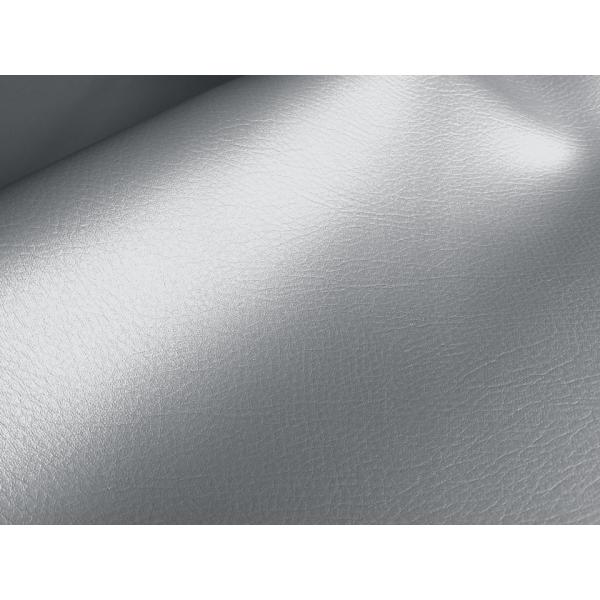 バイクやジェットスキーのシートに最適な耐候性仕様のレザー！！浅めのシボ（革模様）が入った丈夫な生地ですが伸縮性があるので施工がしやすく、ややしっとりとした触り心地の生地です。難燃性なのでお車の内装にもお使いいただけます。・自動車用内装材難燃...