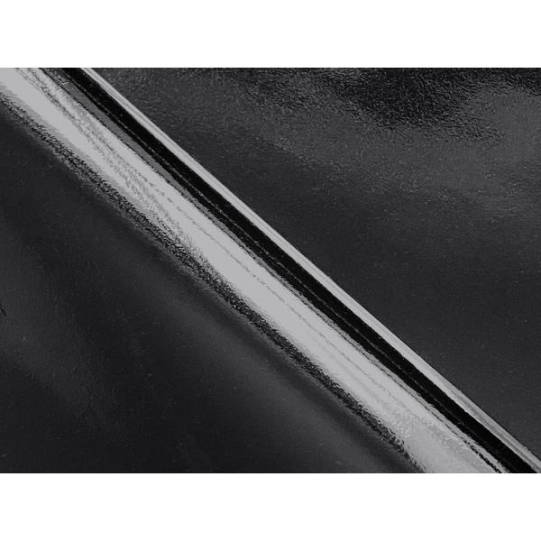 ツヤがある光沢加工が施された合成皮革の生地です。内装・インテリアの他、帽子などの小物の一部に用いる事で、デザインにアクセントを付ける事が出来ます。加工のしやすい柔らかさでコスプレ・舞台衣装・小道具製作でも活躍の合皮レザー生地となっています。...