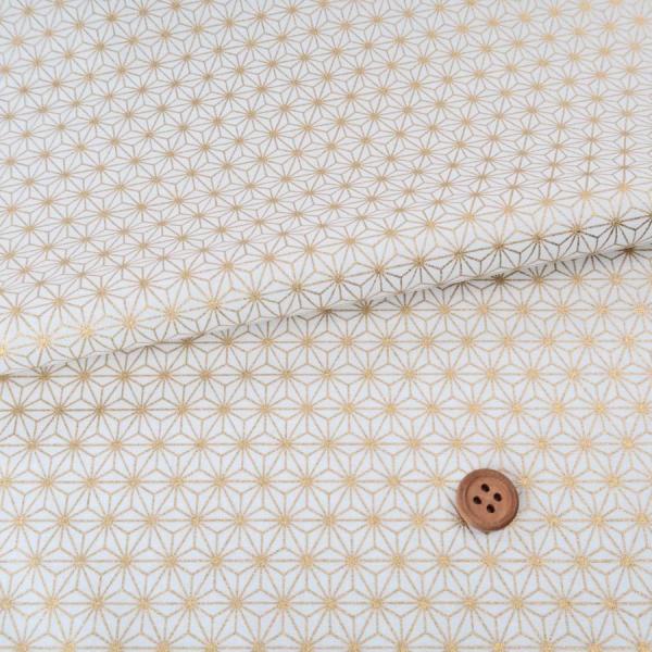■綿100% ■約110cm幅 ■厚み約0.32mm※ボタンは直径約2cm。10cm単位で販売、価格は10cm分です。数量は10cm単位で入力して下さい(例:1m購入なら数量10)●金色に彩られた伝統の麻の葉模様。長く愛されてきた定番の人気...