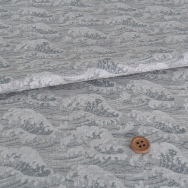 ■綿100% ■約110cm幅 ■厚み約0.39mm※ボタンは直径約2cm。10cm単位で販売、価格は10cm分です。数量は10cm単位で入力して下さい(例:1m購入なら数量10)●ダイナミックな波しぶき柄のデニム風和柄生地。デニムの質感を...