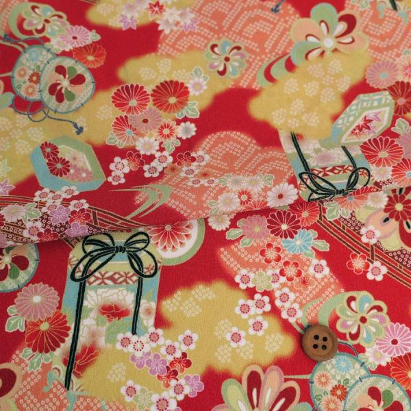 ■レーヨン100% ■約66cm幅※ボタンは直径約2cm。10cm単位で販売、価格は10cm分。数量は10cm単位で入力して下さい(例:1m購入なら数量10)。布がたりで企画したオリジナル柄！鬼ちりめんでご好評だったものを一越ちりめんで染め...