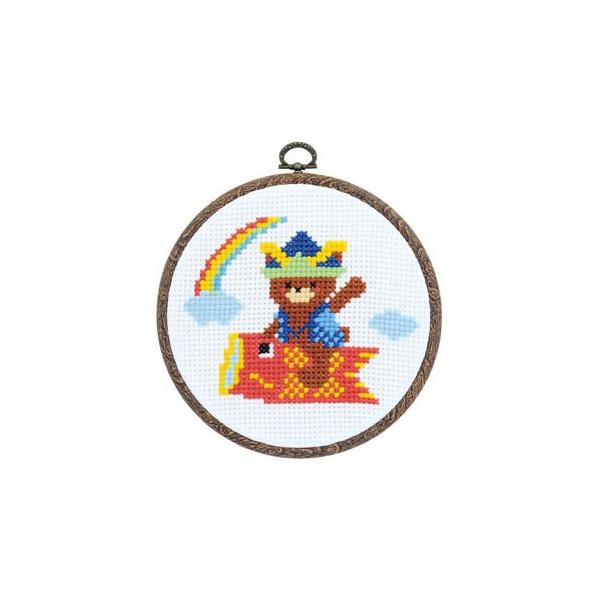 ■出荷目安：2〜7日後●鯉のぼりに乗ったクマがかわいい端午の節句向けクロスステッチキットです♪ディスプレイ用のおしゃれフープも付いているので、完成したらすぐに飾れます。●出来上がりサイズ：額内径：約 縦15.5cm×横15.5cm●ししゅう...