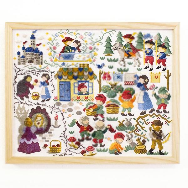 ■額外径：約縦25.9cm×横32cm、額内径：約縦23.4cm×横29.5cm童話の世界を表現した「ノスタルジック・ストーリー」シリーズのキットは、人気の刺しゅう作家Nitkaさんとのコラボレーション商品。14カウント／1インチの生地に刺...