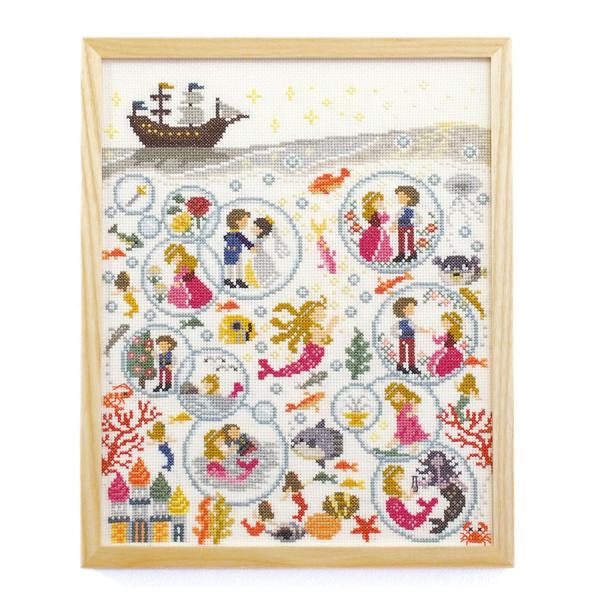 ■額外径：約縦32cm×横25.9cm、額内径：約縦29.5cm×横23.4cm童話の世界を表現した「ノスタルジック・ストーリー」シリーズのキットは、人気の刺しゅう作家Nitkaさんとのコラボレーション商品。14カウント／1インチの生地に刺...