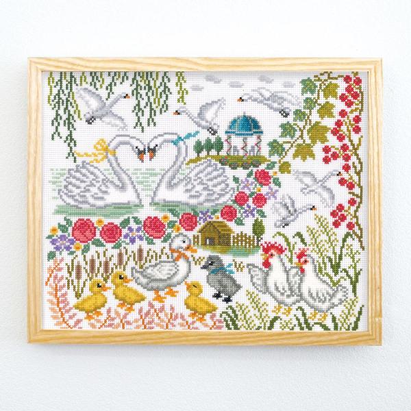 ■額外径：約縦25.9cm×横32cm、額内径：約縦23.4cm×横29.5cm童話の世界を丁寧に表現した「ノスタルジック・ストーリー」シリーズ第3弾より、懐かしい「みにくいアヒルの子」を描いたクロス・ステッチキットです。人気の刺しゅう作家...