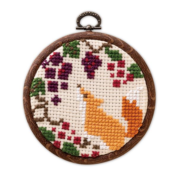 ■できあがりサイズ：額内径 直径 約10.5cmたわわに実る木の実を見つめるきつねを描いたクロスステッチキット。○付属の専用フープで仕上げれば、そのまま飾れるナチュラルなインテリアに。◆初級者おすすめポイント(1)6本取りで刺しゅうが埋めや...