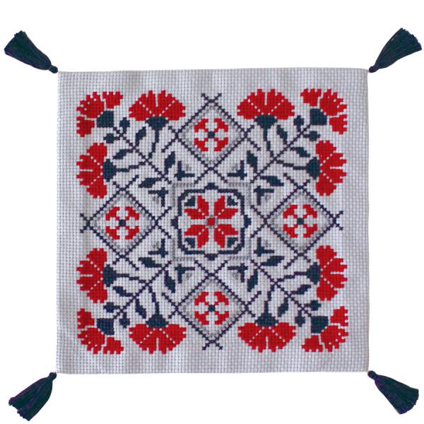 ■本体：約 縦21.5cm×横21.5cm タッセル：約 3.5cm（できあがりサイズ）インテリアにもなじむ北欧・東欧風のクロスステッチキット。全部集めたくなる全4柄は、図案を刺したらタッセルが付いたプレイスマットに仕立てます。額、ミニバッ...
