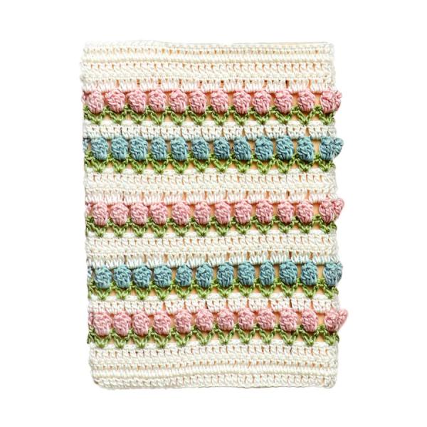 ■できあがりサイズ：約長さ15.5cm×幅22cm（厚さ1cm程度の文庫本対応）SNSでも注目☆ かわいらしいチューリップ模様が並ぶブックカバーの編み物キット。人気のエミーグランデの糸4色がセットされ、編み方の説明書も入っているので、2/0...