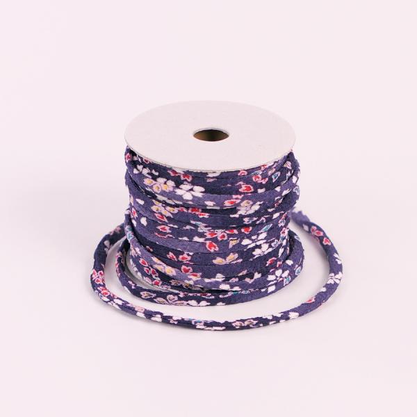 ■表地（ちりめん）：ポリエステル100%　中芯：アクリル100%●赤、青、黄色に色づく花びらが可愛いちりめん丸ひも。しっとりとした紫に小さな桜が可憐です。●一番細いサイズの丸ひもです。見た目は２ミリよりも太く見えますが、つまむと細くなります...