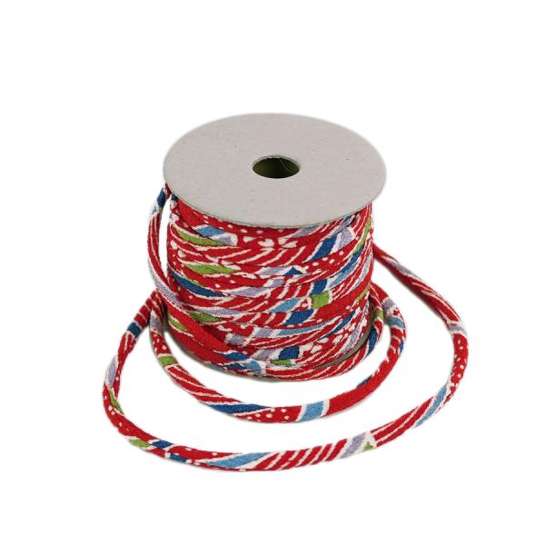 ■表地（ちりめん）：ポリエステル100%　中芯：アクリル100%※10cm単位で販売、価格は10cm分。数量は10cm単位で入力して下さい(例:1m購入なら数量10)。赤の背景に波と小桜の模様が見えるちりめん丸ひも。元気の出る色柄です。●一...