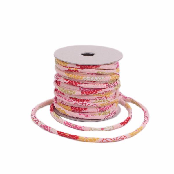 ■表地（ちりめん）：ポリエステル100%　中芯：アクリル100%※10cm単位で販売、価格は10cm分。数量は10cm単位で入力して下さい(例:1m購入なら数量10)。はんなりとやわらかなピンク色にとりどりの菊が愛らしいちりめん丸ひも。可愛...