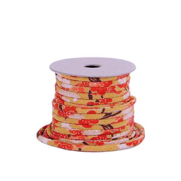 ■表地（ちりめん）：ポリエステル100%　中芯：アクリル100%※10cm単位で販売、価格は10cm分。数量は10cm単位で入力して下さい(例:1m購入なら数量10)。からし色の地に、つややかな紅白の梅の花が咲き並ぶ「梅すだれ」柄は上品な印...