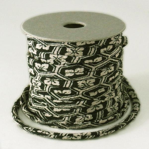 ■表地（ちりめん）：ポリエステル100%　中芯：アクリル100%※10cm単位で販売、価格は10cm分です。数量は10cm単位で入力して下さい(例:1m購入なら数量10) ●正統な和柄のちりめん丸ひもです。黒地に伝統の亀甲柄。柄部分は淡いグ...