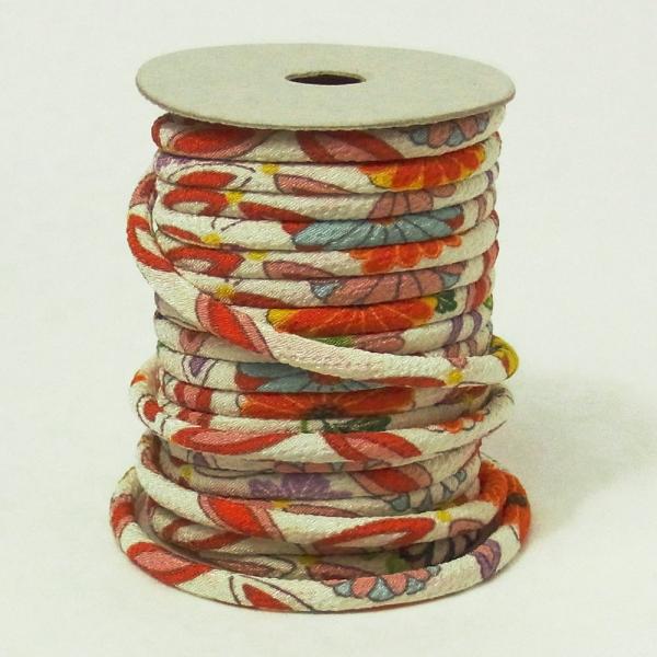 ■表地（ちりめん）：ポリエステル100%　中芯：アクリル100%※10cm単位で販売、価格は10cm分です。数量は10cm単位で入力して下さい(例:1m購入なら数量10) ●白地の柄が上品で愛らしいちりめん丸ひも。白い部分はきなりからアイボ...