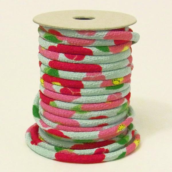 ■表地（ちりめん）：ポリエステル100%　中芯：アクリル100%※10cm単位で販売、価格は10cm分です。数量は10cm単位で入力して下さい(例:1m購入なら数量10) ●ふっくら丸いつばき柄の和調ちりめんひも。水色の背景に、ピンクや薄い...