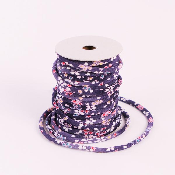 ■表地（ちりめん）：ポリエステル100%　中芯：アクリル100%●赤、青、黄色に色づく花びらが可愛いちりめん丸ひも。しっとりとした紫に小さな桜が可憐です。●規格は直径３ミリ程度ですが、生産ロットにより若干前後することがあります。そのまま見る...