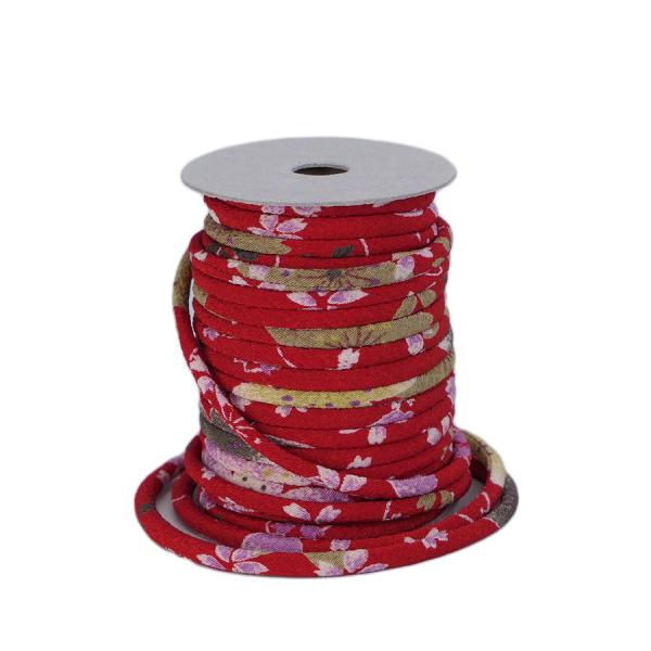 ■表地（ちりめん）：ポリエステル100%　中芯：アクリル100%※10cm単位で販売、価格は10cm分。数量は10cm単位で入力して下さい(例:1m購入なら数量10)。華やかな赤地に、満開の桜が舞う桜祭（さくらまつり）柄。紅白のコントラスト...