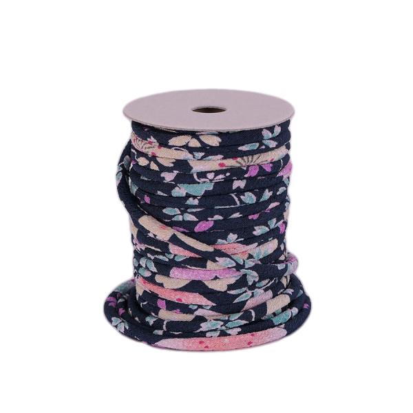 ■表地（ちりめん）：ポリエステル100%　中芯：アクリル100%※10cm単位で販売、価格は10cm分。数量は10cm単位で入力して下さい(例:1m購入なら数量10)。深みのある紺地に咲き誇る、淡い桜の花々が印象的な桜祭（さくらまつり）柄の...