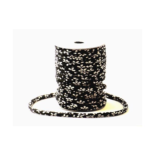 ■表地（ちりめん）：ポリエステル100%　中芯：アクリル100% ※10cm単位で販売、価格は10cm分です。数量は10cm単位で入力して下さい(例:1m購入なら数量10) ●黒地に白の桜が舞った定番の小紋柄。シンプルな和柄で誰にも好まれま...