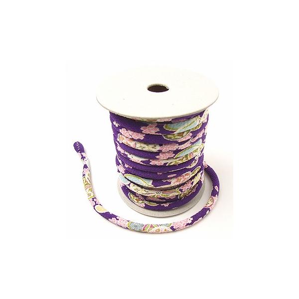 表地（ちりめん）：ポリエステル100%　中芯：アクリル100% ※10cm単位で販売、価格は10cm分です。数量は10cm単位で入力して下さい(例:1m購入なら数量10) ●シックな紫色にピンク色の小さな桜。ひかえめな上品さが素敵です。中の...