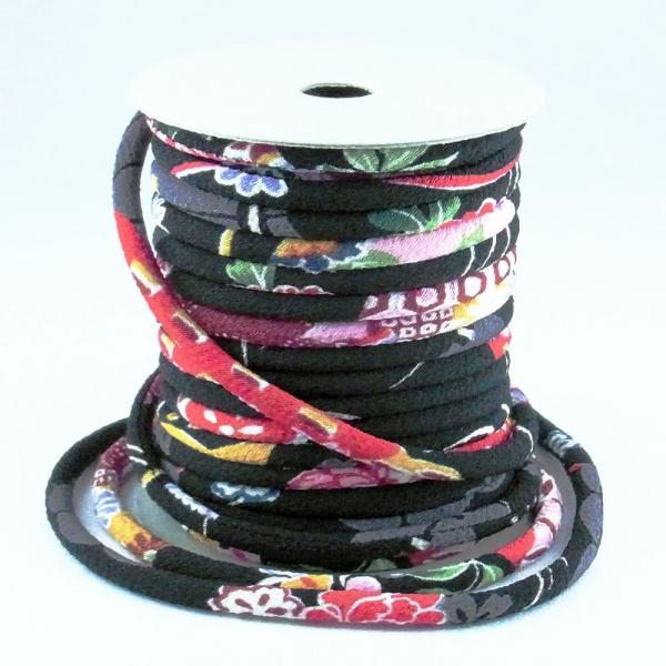 ■表地（ちりめん）：ポリエステル100%　中芯：アクリル100%※10cm単位で販売、価格は10cm分です。数量は10cm単位で入力して下さい(例:1m購入なら数量10)●扇に七宝や亀甲、小花などが散らされた、雅びな柄ゆきの丸ひも。黒地に落...