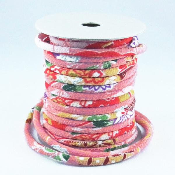 ■表地（ちりめん）：ポリエステル100%　中芯：アクリル100%※10cm単位で販売、価格は10cm分です。数量は10cm単位で入力して下さい(例:1m購入なら数量10)●扇に七宝や亀甲、小花などが散らされた、雅びな柄ゆきの丸ひも。くすんだ...