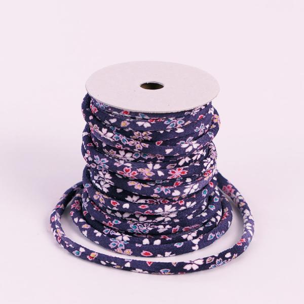 ■表地（ちりめん）：ポリエステル100%　中芯：アクリル100%●赤、青、黄色に色づく花びらが可愛いちりめん丸ひも。しっとりとした紫に小さな桜が可憐です。●規格は直径４ミリ程度ですが、生産ロットにより若干前後することがあります。一般的な鉛筆...