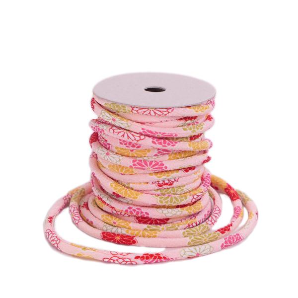 ■表地（ちりめん）：ポリエステル100%　中芯：アクリル100%※10cm単位で販売、価格は10cm分。数量は10cm単位で入力して下さい(例:1m購入なら数量10)。はんなりとやわらかなピンク色にとりどりの菊が愛らしいちりめん丸ひも。可愛...