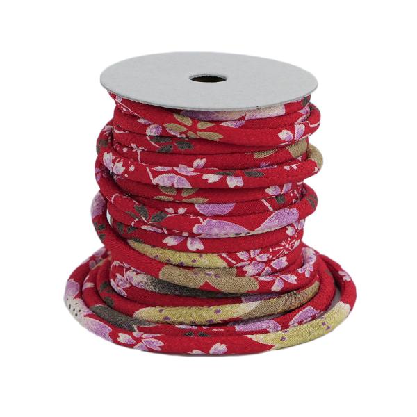 ■表地（ちりめん）：ポリエステル100%　中芯：アクリル100%※10cm単位で販売、価格は10cm分。数量は10cm単位で入力して下さい(例:1m購入なら数量10)。華やかな赤地に、満開の桜が舞う桜祭（さくらまつり）柄。紅白のコントラスト...