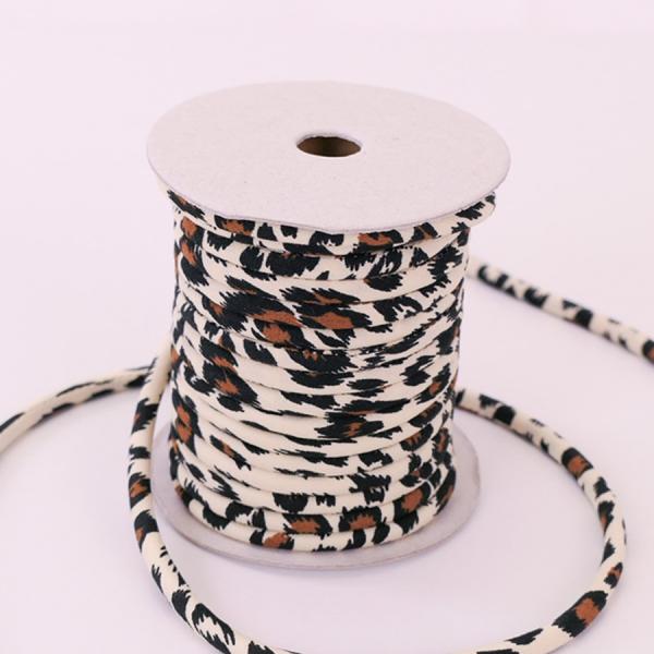 ■表地：綿100%　中芯：アクリル100%※10cm単位で販売、価格は10cm分。数量は10cm単位で入力して下さい(例:1m購入なら数量10)。お庭に咲いているようなお花たちが木綿の丸ひもになりました。小さな柄でとにかくカワイイ！洋風なデ...