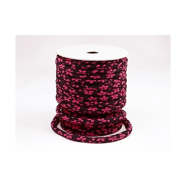 ■表地（ちりめん）：ポリエステル100%　中芯：アクリル100% ※10cm単位で販売、価格は10cm分です。数量は10cm単位で入力して下さい(例:1m購入なら数量10) ●黒に近い濃紺地に濃いピンクの桜が舞った定番の小紋柄。ビビッドなピ...