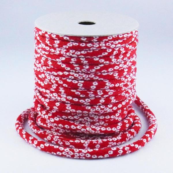 ■表地（ちりめん）：ポリエステル100%　中芯：アクリル100%※10cm単位で販売、価格は10cm分です。数量は10cm単位で入力して下さい(例:1m購入なら数量10)●定番の小紋柄で使いやすいちりめん丸ひもです。赤地に白の疋田柄（かのこ...